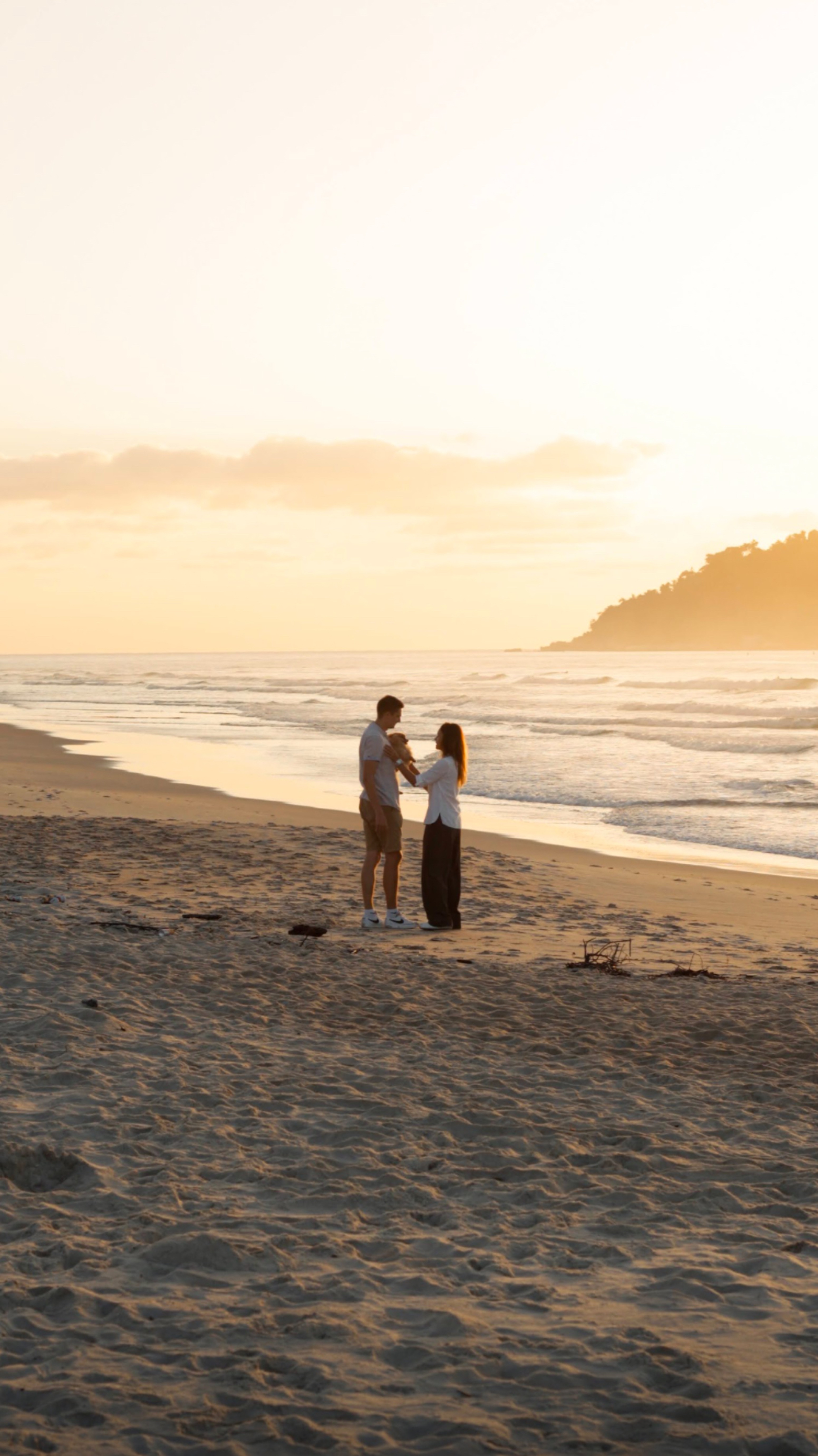 Мы с Басей встречали рассвет на берегу океана!