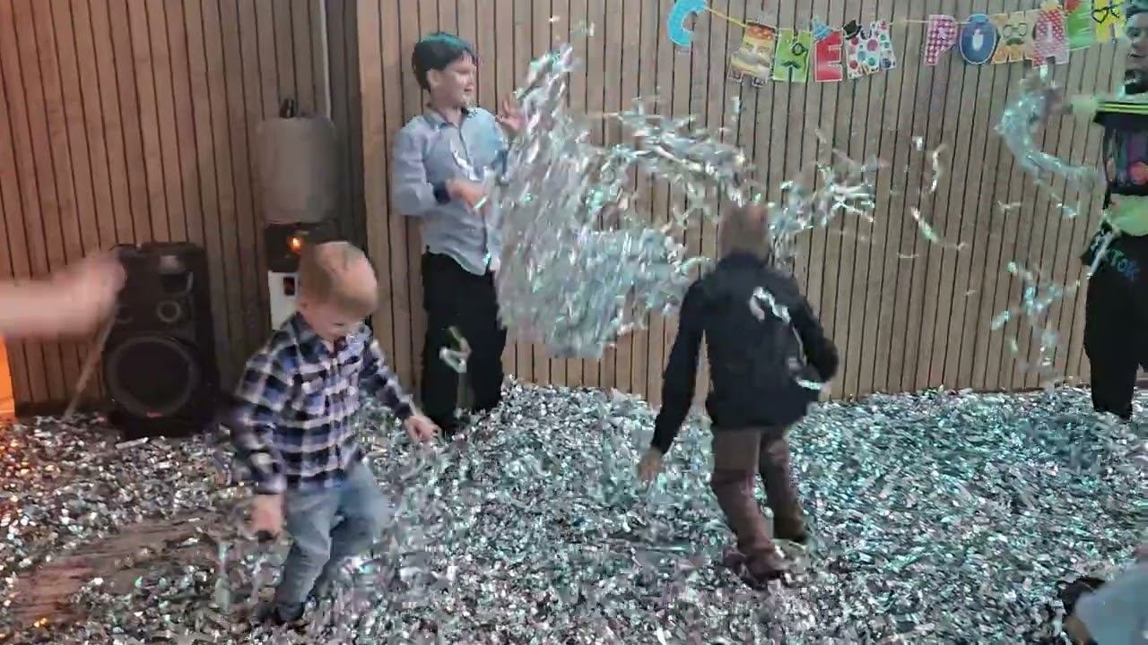 Бумажное шоу в лофте Королевство праздников в Химках