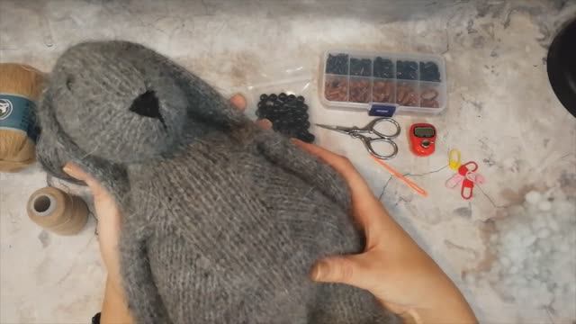Вяжем зайку спицами МК по вязанию игрушки спицами