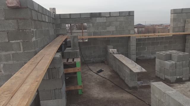 Кладка стен из шлакоблока первый раз в жизне. Стройка частного дома своими руками. Как ложить блоки