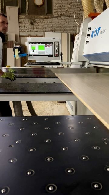 Форматно-раскроечный станок на производстве фабрики Modus Style