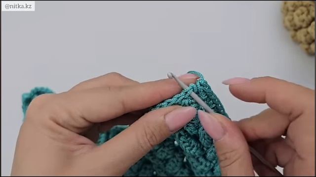 Вяжем маленькую и вместительную сумку крючком