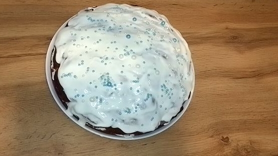 Пирог на кефире с вареньем