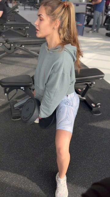 Присед плие с гантелью