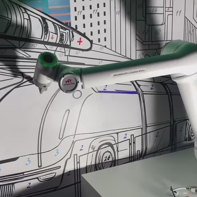 Робот PROMPOWER разрисовывает стену вместе с художником