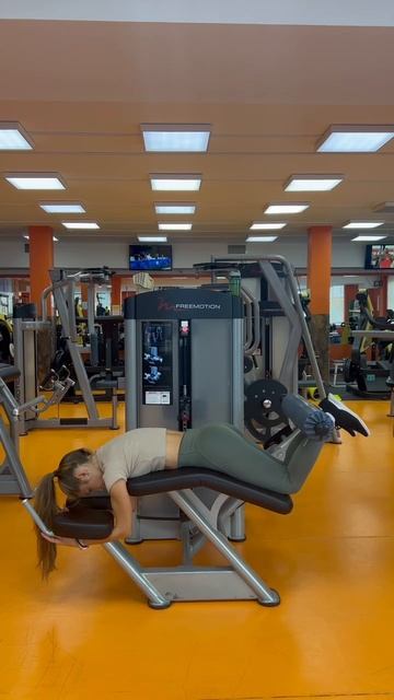 Сгибания ног на бицепс бедра в положении лёжа