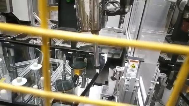 Нанесение герметика на лобовое стекло автомобиля