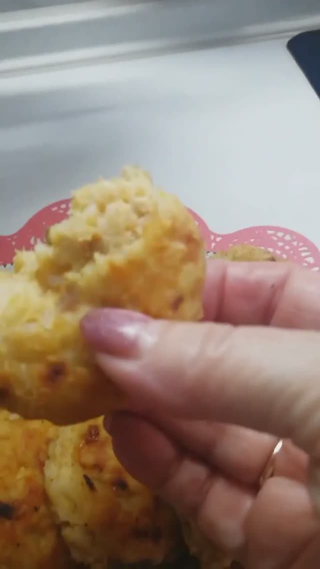 Котлеты из рыбных консервов с рисом.