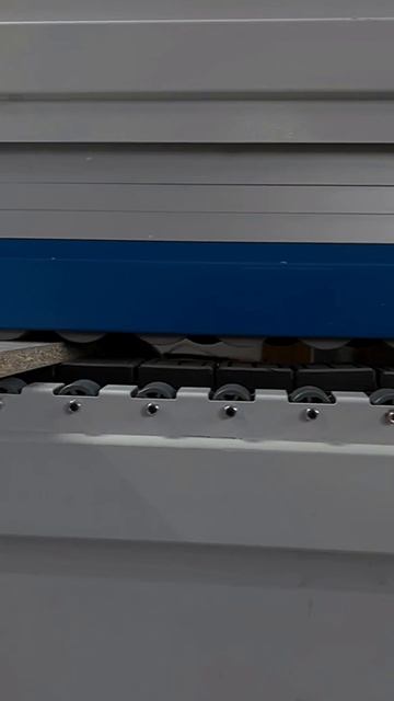 Кромко-облицовочный станок с ПУР клеем на фабрике Modus Style