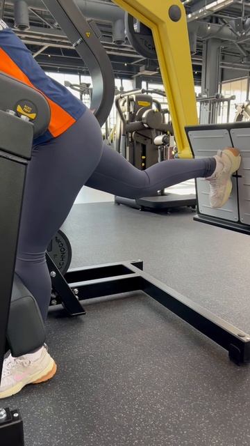 Отведение ноги назад в тренажере