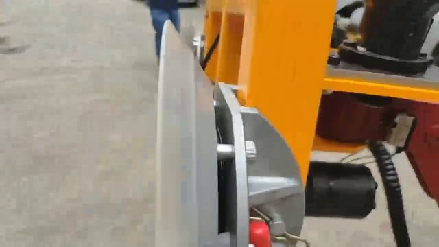 Вакуумный захват с подъёмной стрелой на шасси для стекла и камня GL300