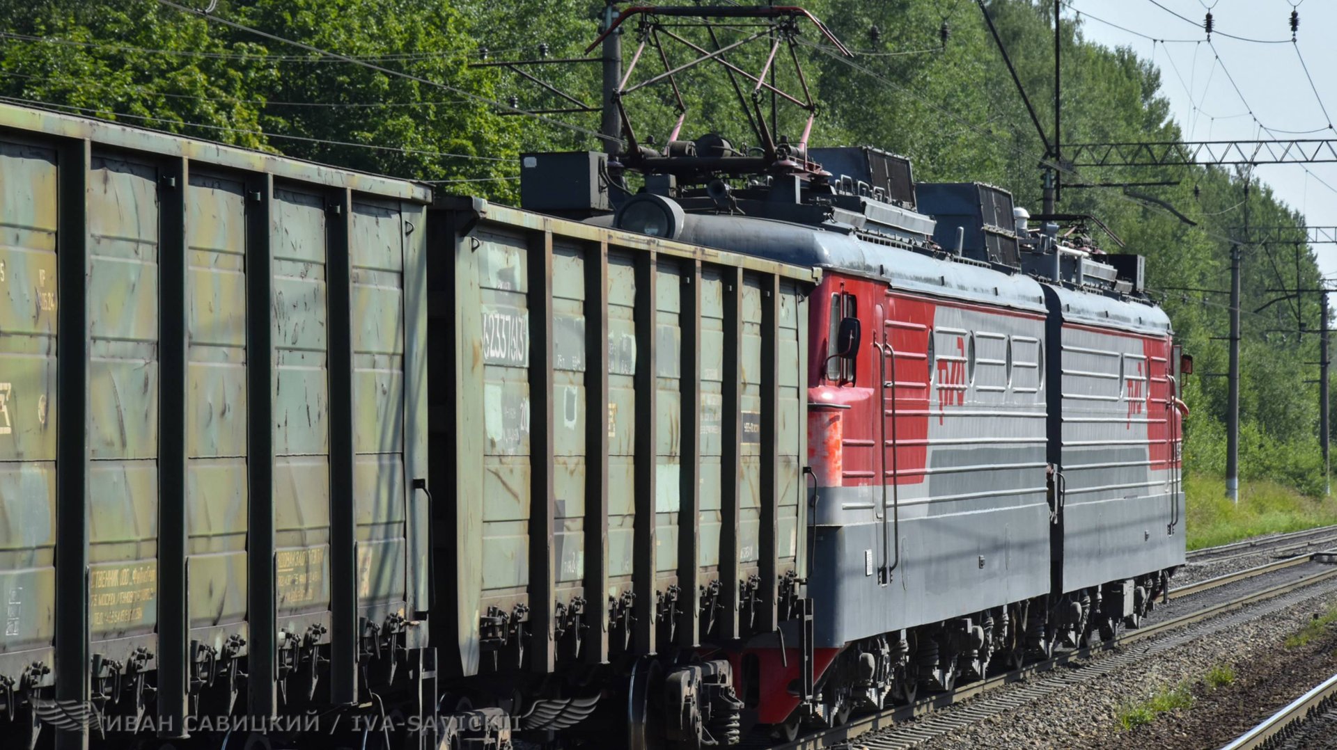 Товарный поезд с электровозом ВЛ10у-585 выходит из Мги