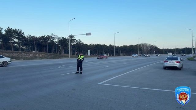 В Севастополе местный житель поблагодарил автоинспекторов за оказанную помощь на дороге