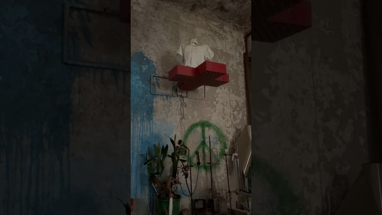 И твой портрет останется со мной на жизни времена, и пыль от лет не оседает на него…