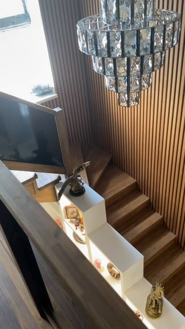 Дубовая лестница закрытого типа