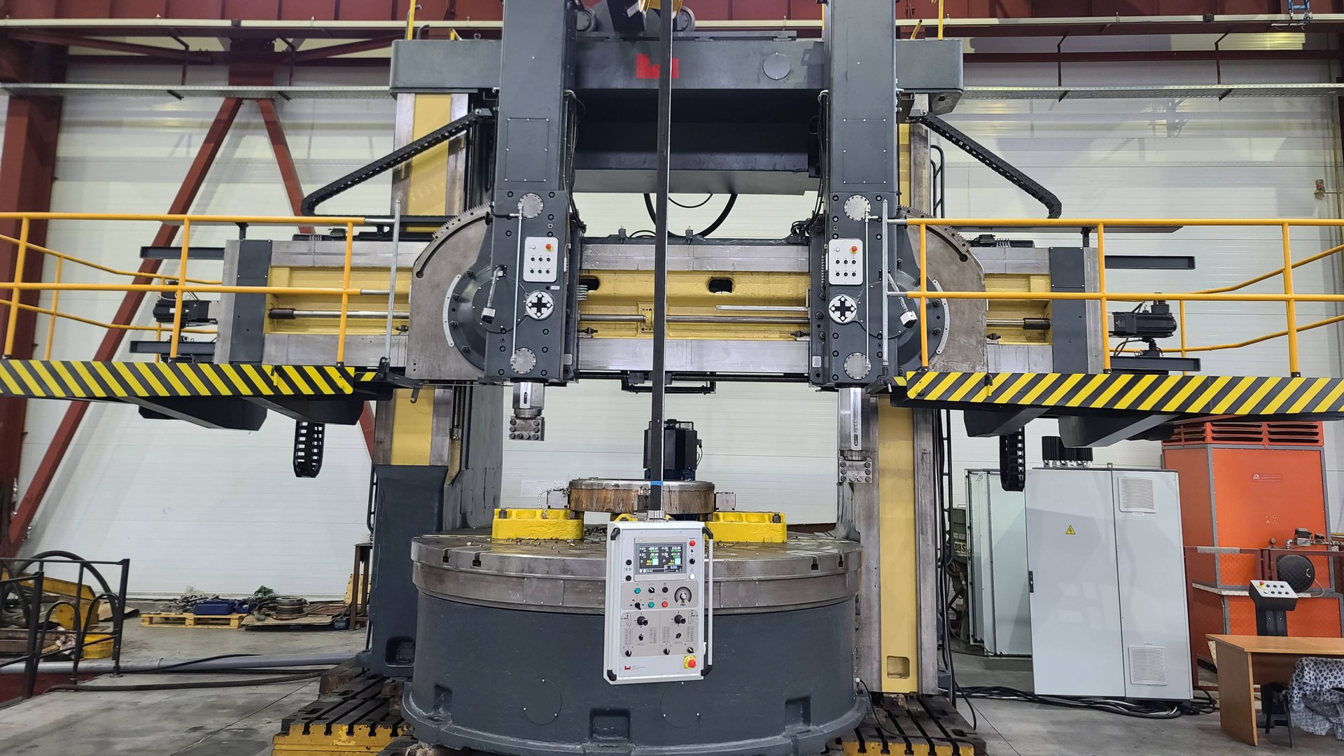 Тяжелый двухстоечный токарно-карусельный станок 1532Т