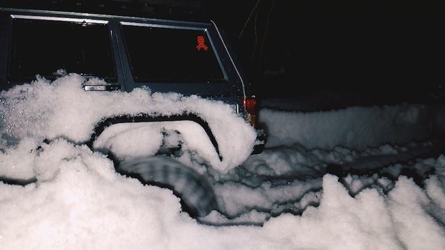 Радиоуправляемый Jeep Cherokee XJ пробивает себе дорогу рядом с дорогой.