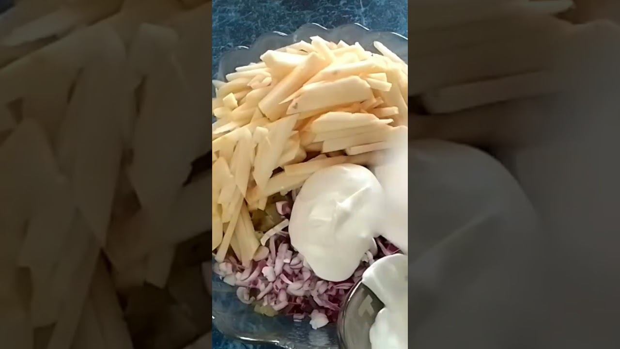 Салат со свеклой, солёным огурцом, яблоко и кукуруза