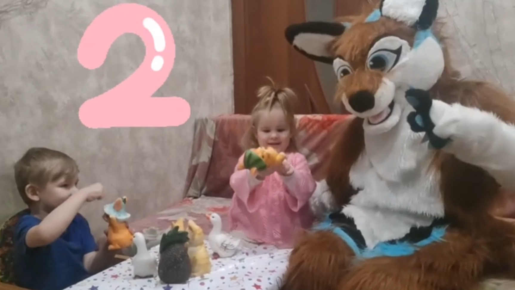 Фурри и дети учатся считать до двух