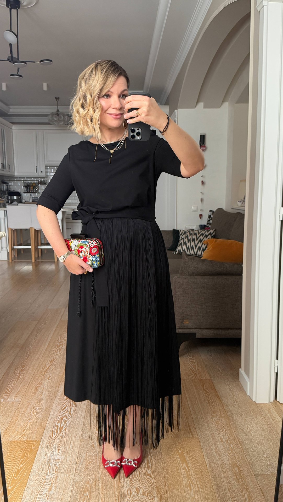 базовое платье, немного магии и аксессуаров и нарядный образ готов