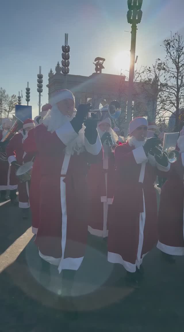 оркестр парад Дедов Морозов на ВДНХ г. Москва