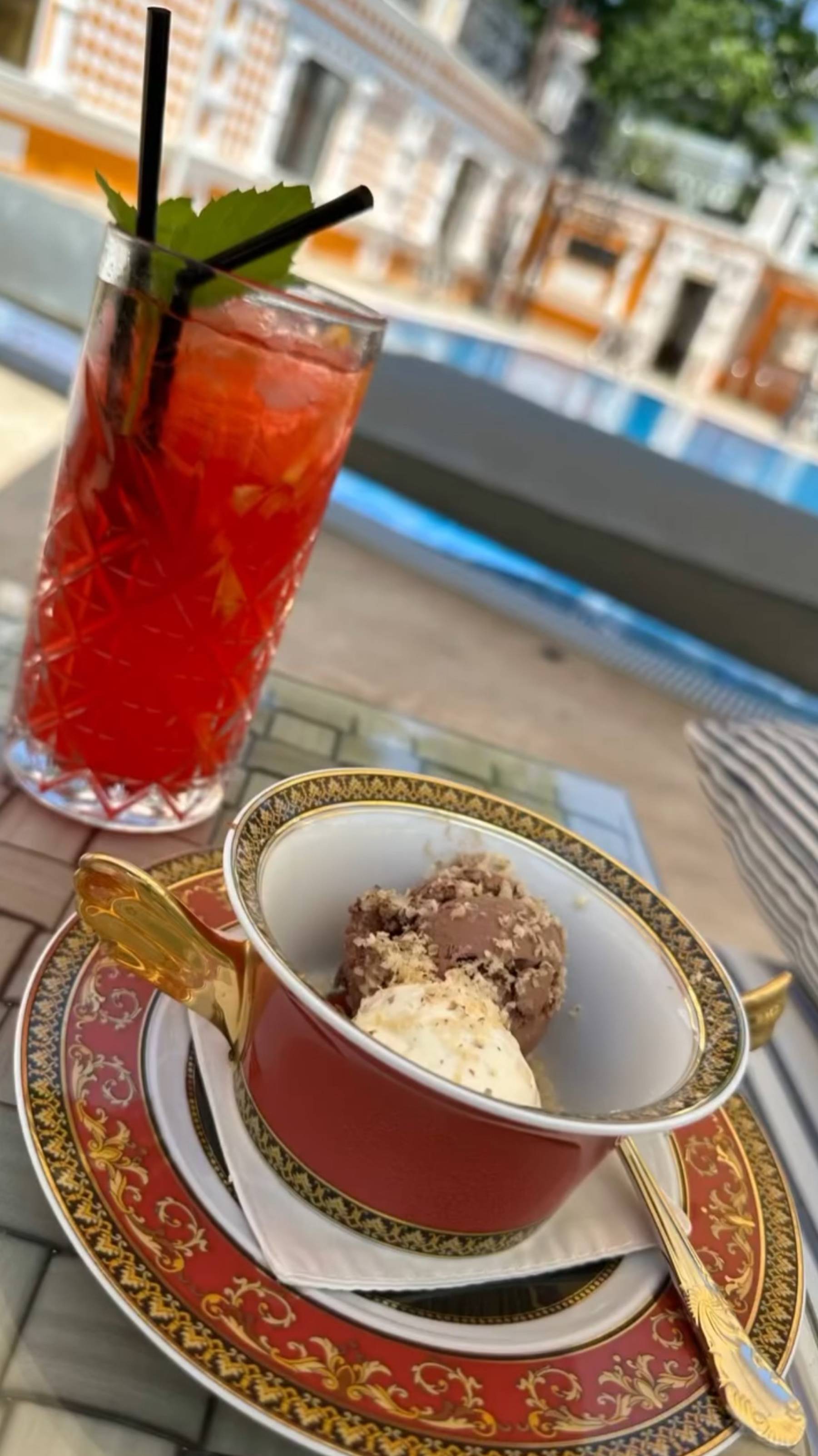 Мороженое подают в посуде от Versace