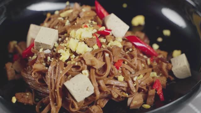 Соба с яйцом и сыром тофу