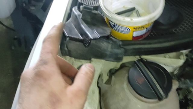 Ауди Q3,замена помпы с термостатом.