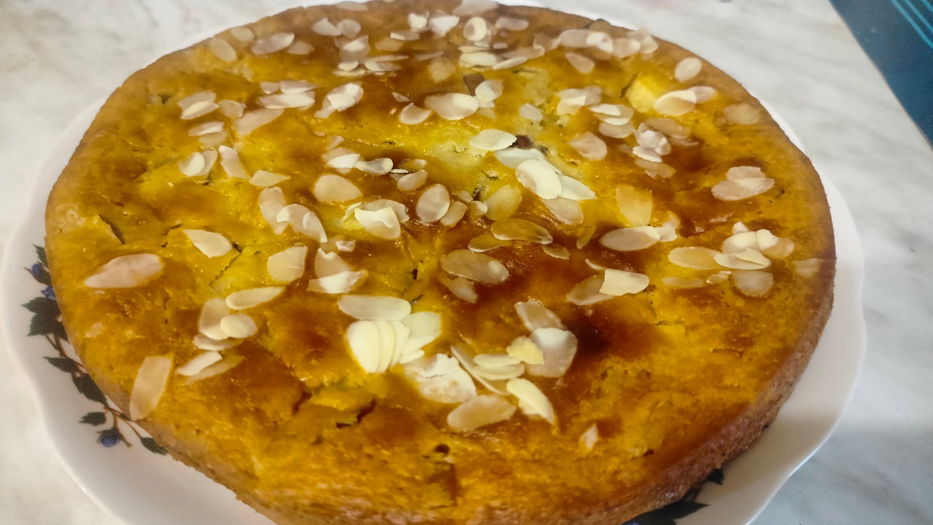Яблочный пирог с миндальными лепестками.