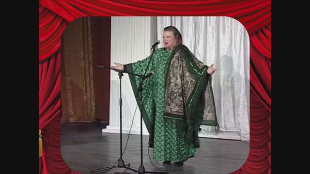 Песню "Меж высоких хлебов" исполняет Валентина Игнатьева