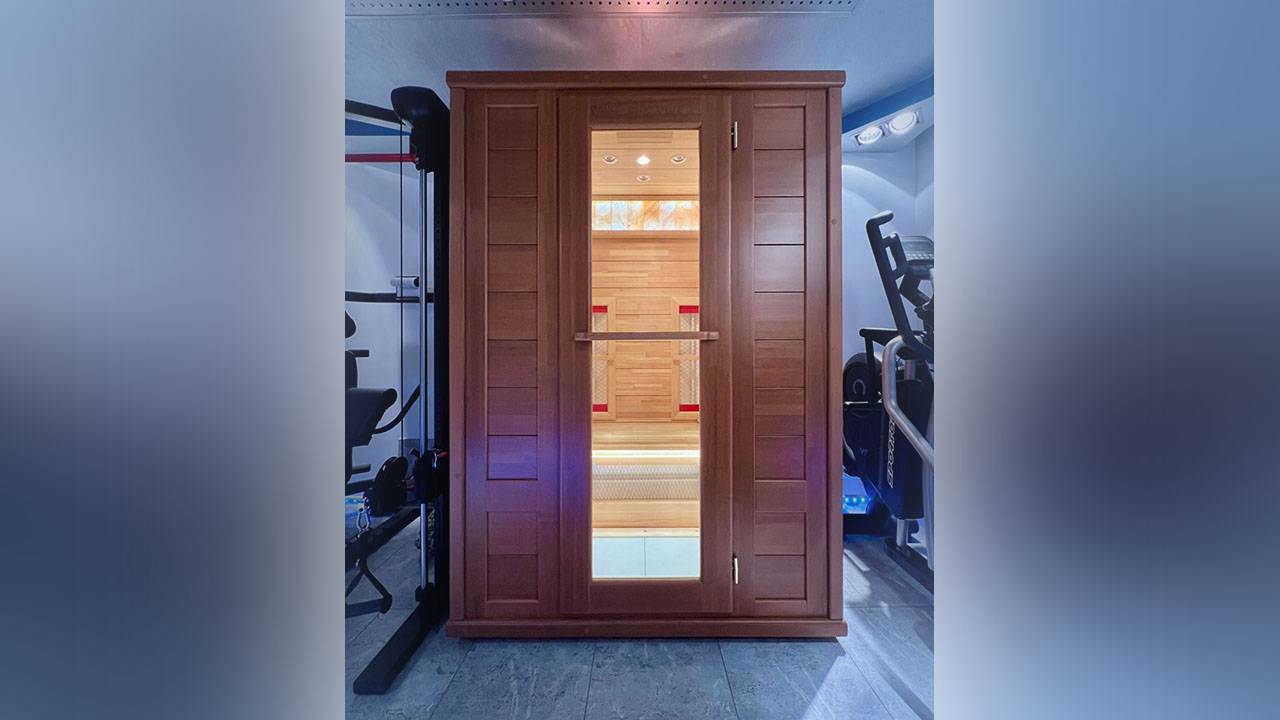 Видеообзор 2местной кедровой ик-сауны с керамическими нагревателями и всеми возможными опциями