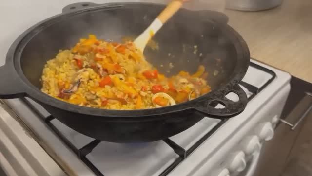Диетическая паэлья с  булгуром и морепродуктами.
