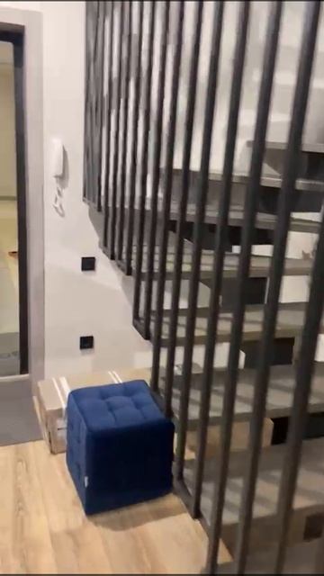 Лестница на ломаном косоуре в ЖК Современник с подсветкой