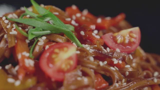 Соба с карамелизированными овощами