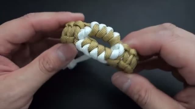 How To Make the Mad Max Serpent_s Eye Paracord Bracelet _ Immortan Joe Themed(360P)