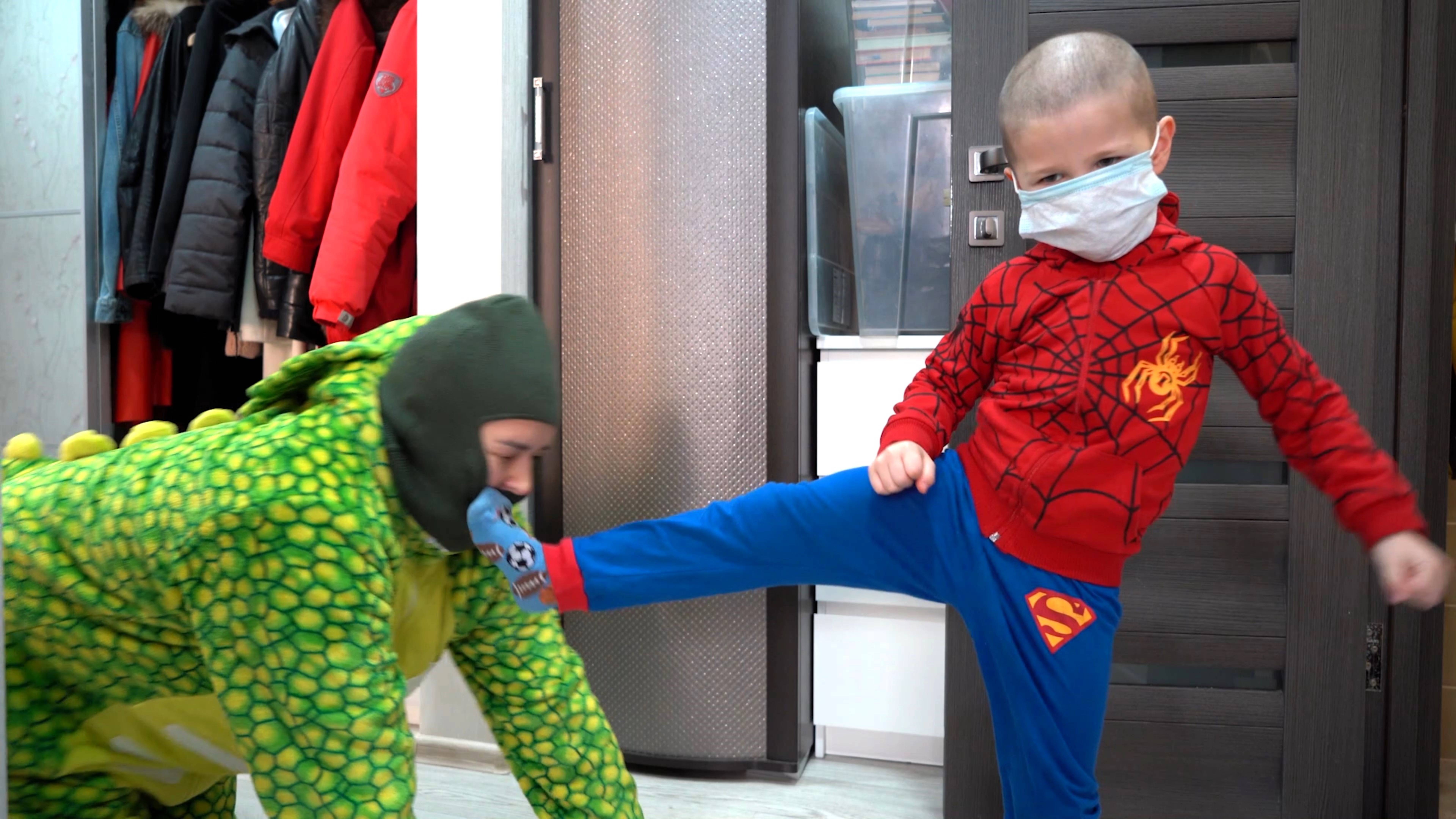 11 Ребенок борется с микробом, проникшим в квартиру