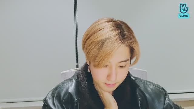 Stray Kids Vlive
Трансляция Хана (Nov 22 2021)
Привет, это 1