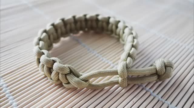 How to Make a Mad Max Paracord Cobra Stitch Bracelet Tutorial(360P)