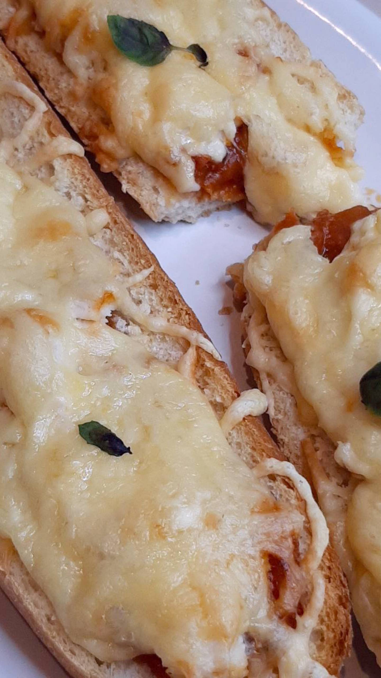 Горячий бутерброд или мини-пицца.