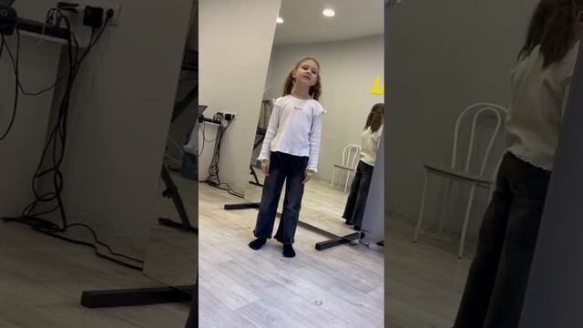 Выступление любимой артистки. Внучка поет