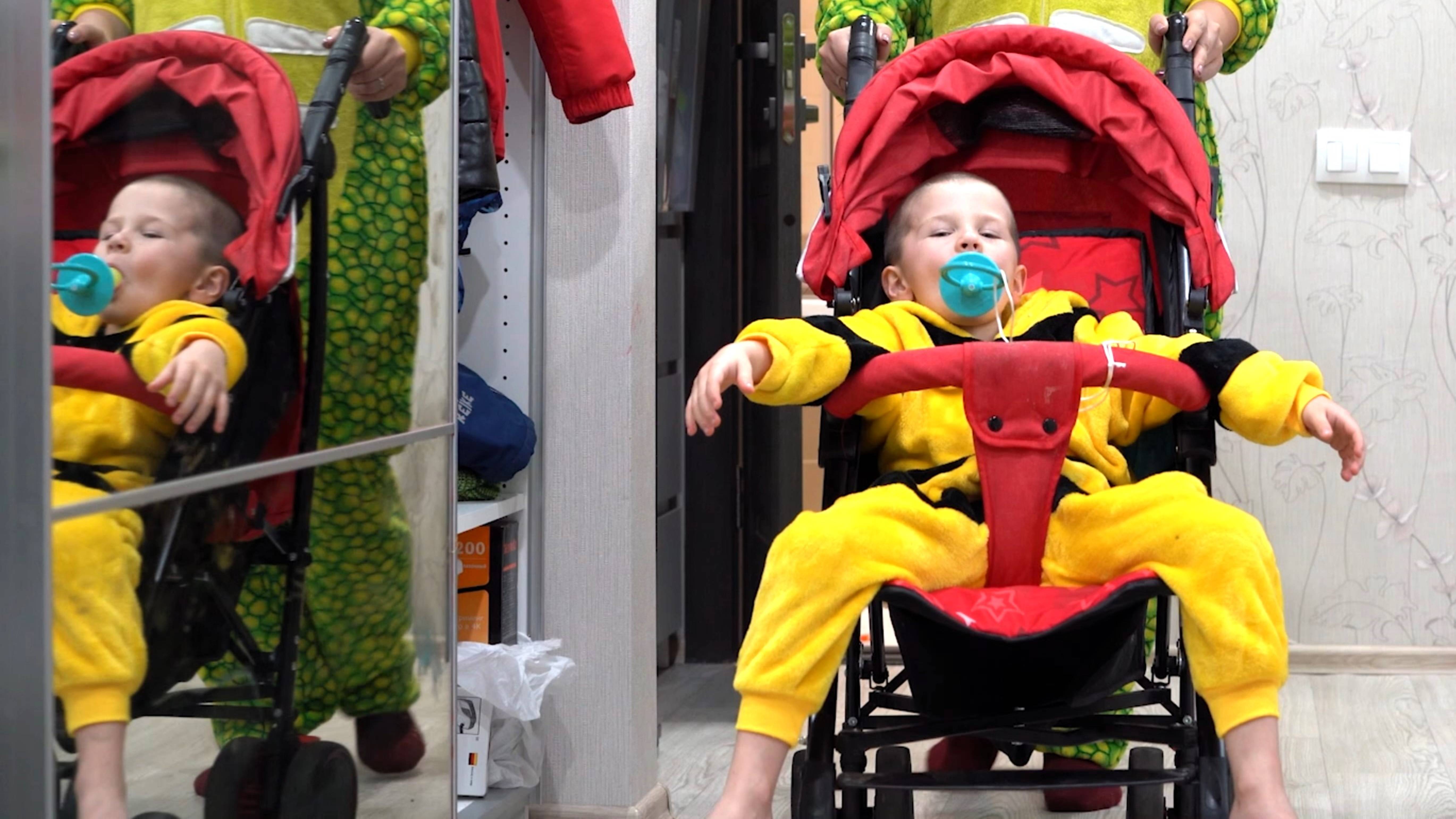 12 Ребенок заснул в детской коляске с соской во рту