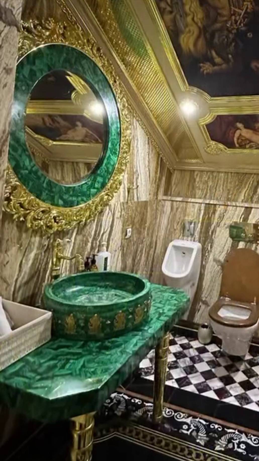 Гостевой туалет в Усадьбе Хлудова