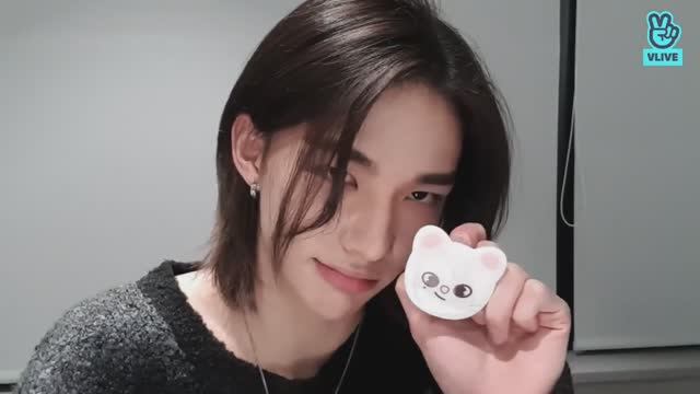 Stray Kids Vlive. 
Трансляция Хёнджина (Feb 19 2021) .Привет 😉