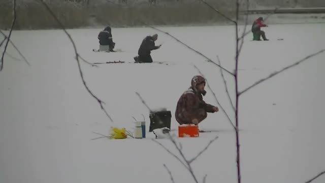 Зимняя рыбалка в снегопад