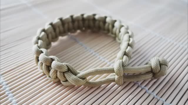 How to Make a Mad Max Paracord Cobra Stitch Bracelet Tutorial(360P)