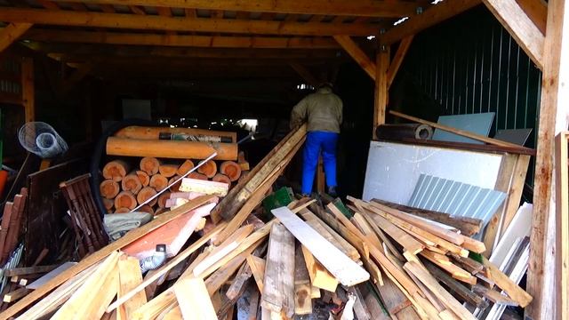 Сажаю Зелёную Изгородь - Помогаю Соседу - Навожу Порядок - Разбираю Старую Баню - 2024