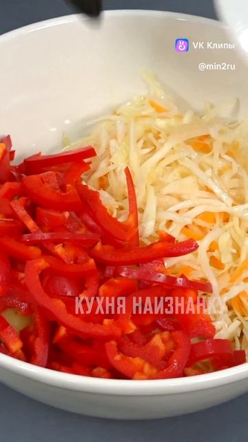 Салат из маринованного лука, картофеля, квашеной капусты и болгарского перца с душистым маслом