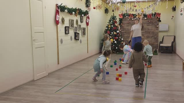 Найди цвет. Игра для малышей. И бегаем и цвета повторяем