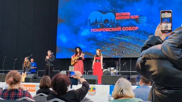 Папа играет на губной гармошке в Москве