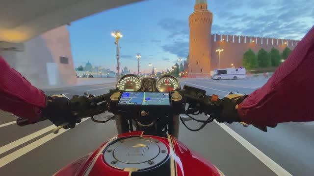 Honda CB400Four nc36 еду по центру Москвы мимо Кремля на закате
